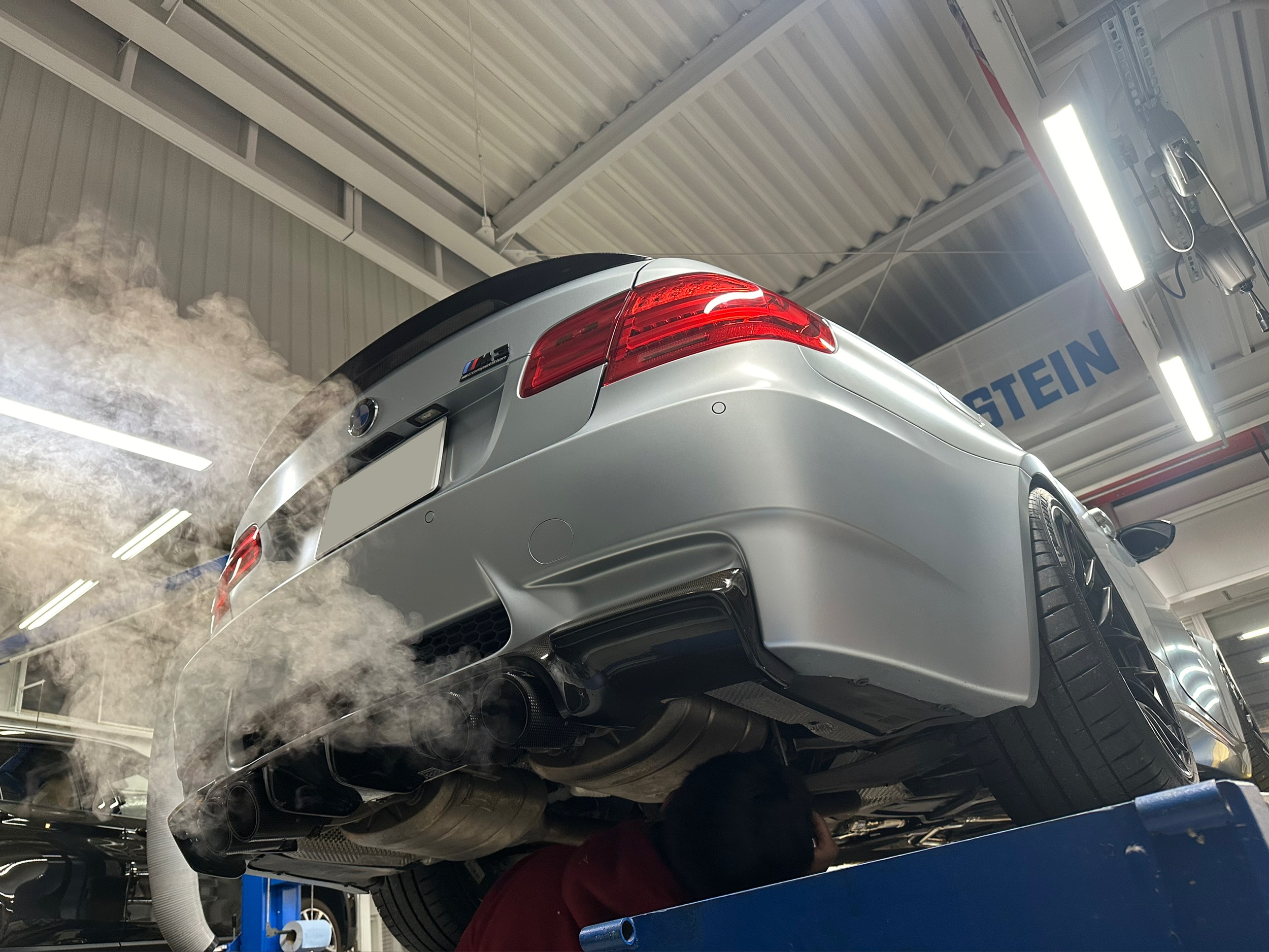 E92 M3 IP Titanium-S65-Dual X Flow System × AKRAPOVIC！E90/92 M3専用 DME ...