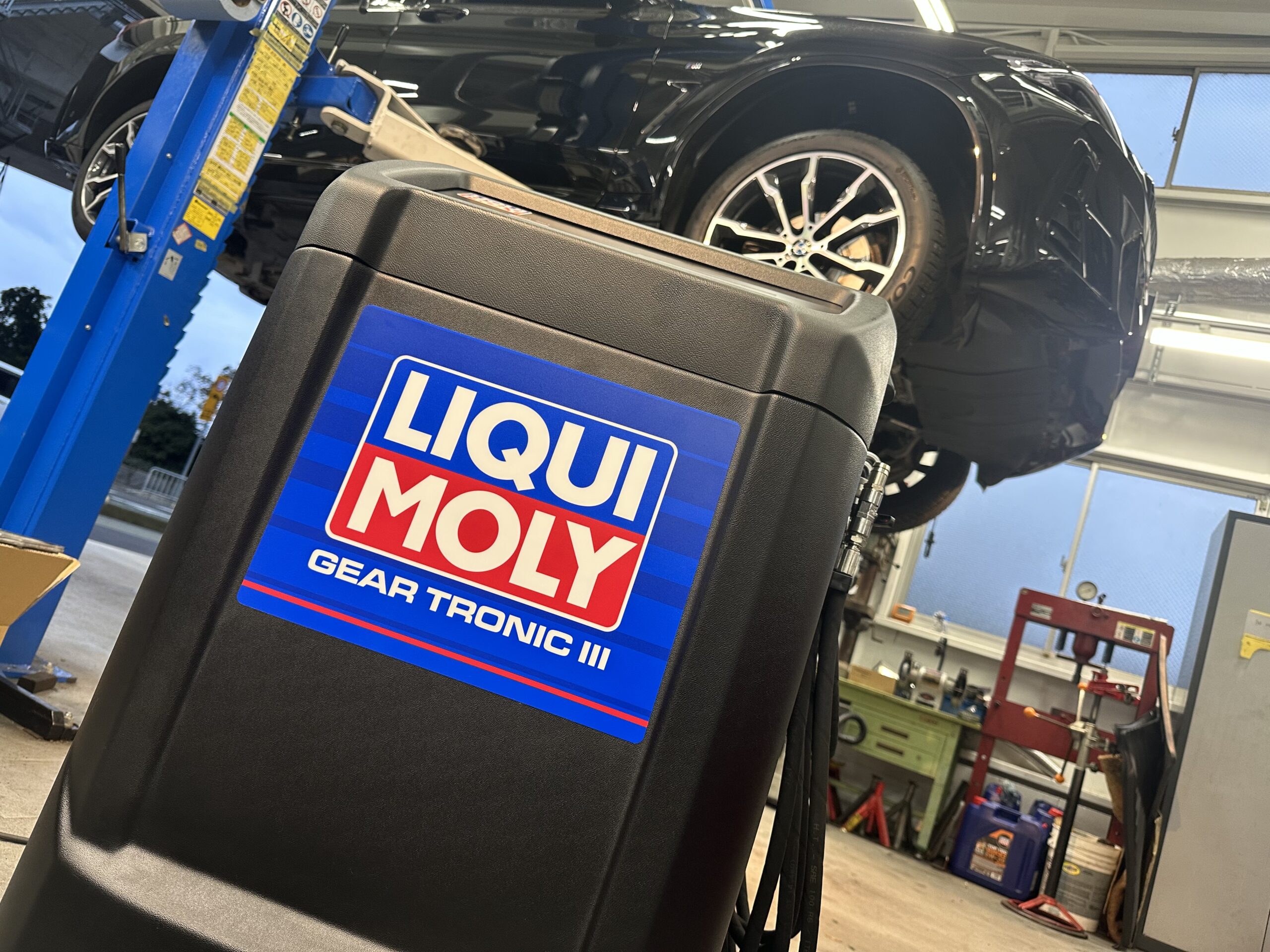G02 X4 20d Msport LCI に LIQUI MOLY GEAR TRONICⅢ、アルミオイルパンにアップグレード ...